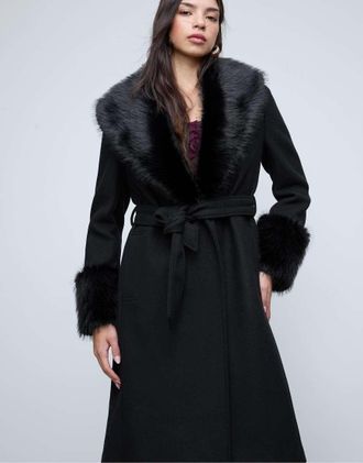 Stradivarius Manteau long avec d&eacute;tails en fausse fourrure - Noir