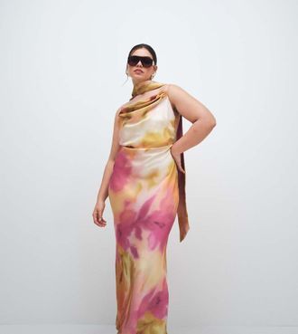 Pretty Lavish Curve Keisha - Maxi-Tr&auml;gerkleid aus Satin mit rosa Aquarell-Blumenmuster, Wasserfallausschnitt und Schaldetail-Bunt