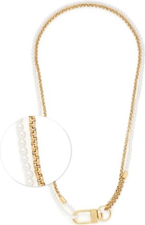 Leonardo Halskette Lucinda, mittellange Kette aus goldfarbenem Edelstahl, weiße Imitationsperlen und auffälliger Verschluss, 48 cm doppelt, 96 cm einfach Länge