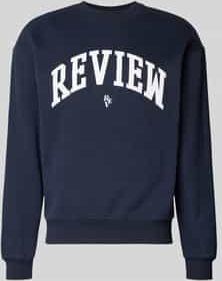 Review Sweatshirt mit Varsiety Embleme