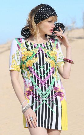 Passioni Minikleid mit modernem tropischen Orchideen- und geometrischen Aufdruck