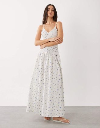Esm&eacute;e Gesmoktes Maxi-Strandkleid mit Bl&uuml;mchenmuster in Blau und tiefer Taille-Mehrfarbig