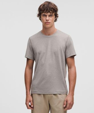 lululemon Soft Jersey Kurzarmshirt f&uuml;r M&auml;nner - Gr&ouml;&szlig;e M in Heathered Warm Ash Grey/Heathered Mauve Grey