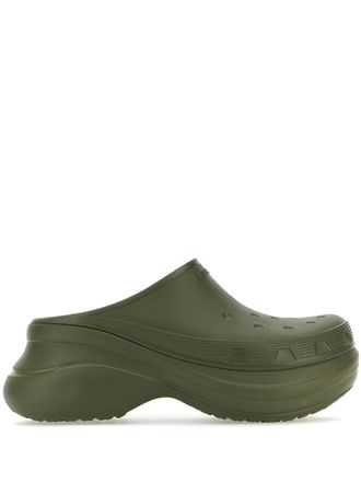 Balenciaga x Crocs claquettes à logo embossé - Vert
