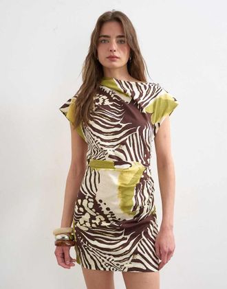Topshop Robe courte asym&eacute;trique effet drap&eacute; en lin majoritaire &agrave; imprim&eacute; animal abstrait - Kaki/marron-multicolore