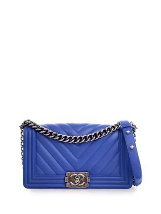 Chanel sac &agrave; bandouli&egrave;re Boy Flap m&eacute;dium en cuir de veau &agrave; matelassage chevron (2016-2017) - Bleu