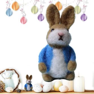 Generic Filzkaninchen, handgefertigte H&auml;keltiere | Niedlicher Filzkaninchen tr&auml;gt bunte M&auml;ntel, auff&auml;llige Korbpolster im Kaninchenstil, Kunsthandwerk mit Tie