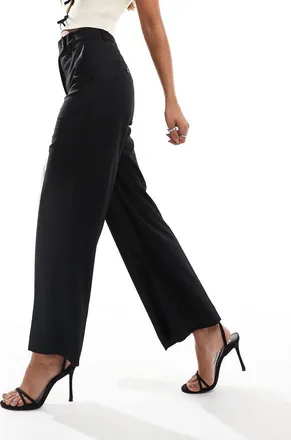 & Other Stories Pantalon raccourci ajust&eacute; coupe &eacute;vas&eacute;e en tissu stretch - Noir