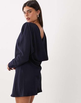 Asos robe courte &agrave; manches chauve-souris avec dos drap&eacute; en marine-bleu marine