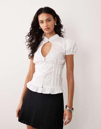 Motel Yamila - Bluse in Wei&szlig; mit Puff&auml;rmeln und Schl&uuml;ssellochausschnitt