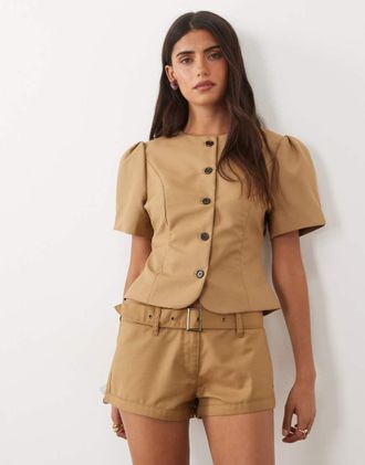 Lioness kurzer Co-ord mit G&uuml;rtel-Detail aus Baumwollmix in Camel-Neutral