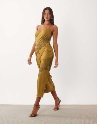 Asos robe nuisette longue en satin avec appliqu&eacute; en dentelle vert olive