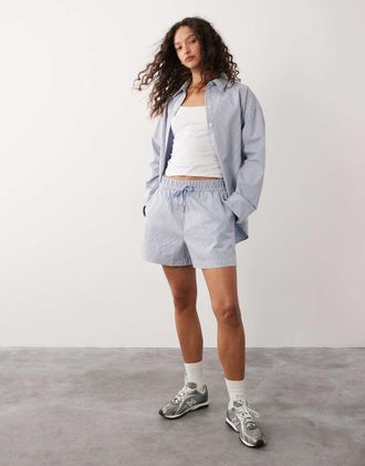Sweaty Betty Summer - Mehrfarbig gestreifte Hemdbluse in Blau und Wei&szlig;