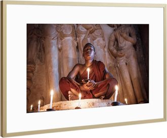 artboxONE Poster mit Rahmen Gold 30x20 cm Betender M&ouml;nch von Die Welt Tanzt Farben - gerahmtes Poster