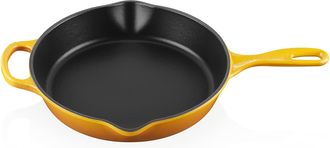 LE CREUSET Signature Hohe Brat- und Servierpfanne aus Gusseisen, für alle Herdarten und Backöfen, 26 cm, 2 Liter, Nectar, 20187266720422