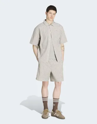 adidas Originals Resort - Short d&eacute;contract&eacute; - Kaki-Vert