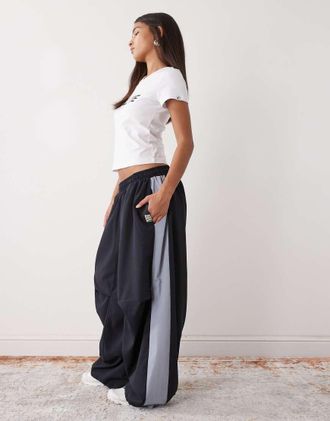 Collusion XL - Weite Jogginghose aus Nylon mit Eins&auml;tzen-Marineblau