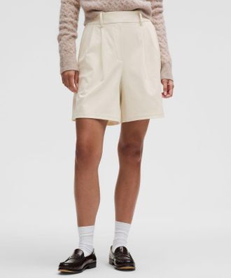 lululemon Daydrift Plissierte Shorts mit hohem Bund f&uuml;r Frauen - 18 cm - Gr&ouml;&szlig;e 2XS in Light Ivory