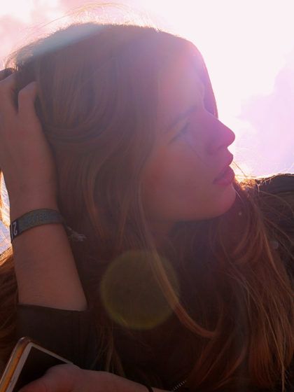 Kein Grund sich zu verstecken! So wirst du dunkle Armhaare los