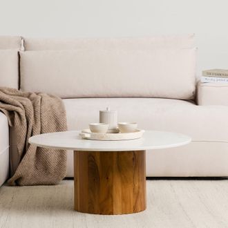 IDIMEX Couchtisch GANGA mit runder Tischplatte aus Marmor, Weiß/Natur - moderner Wohnzimmertisch aus Akazienholz, Marmortisch rund mit stabilem Sockel, natür