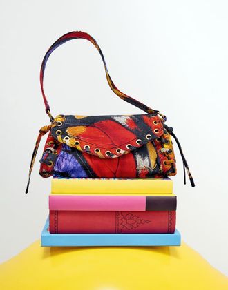 Desigual Mittelgro&szlig;e, bedruckte Tasche in Schwarz-Mehrfarbig