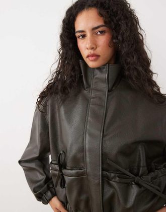 Miss Selfridge bomber &agrave; col chemin&eacute;e en imitation cuir noir-Marron