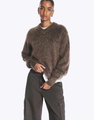 Weekday pull col V en m&eacute;lange de mohair brun fonc&eacute; chin&eacute;-Marron