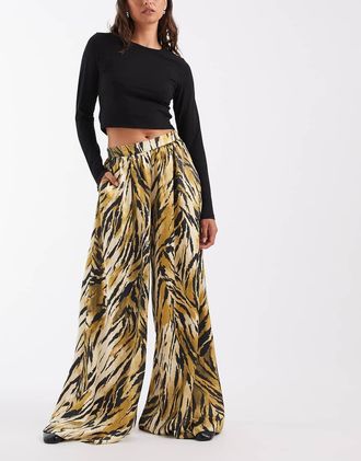 Asos ma&szlig;geschneiderte Satin-Palazzohose mit Tigerprint-Multi