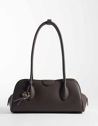 Calvin Klein Jeans - Schultertasche in Schokobraun mit Emblem und genarbter Struktur