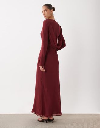 Asos Chiffon-Maxikleid mit Wasserfallausschnitt und R&uuml;ckendetail in Burgunderrot