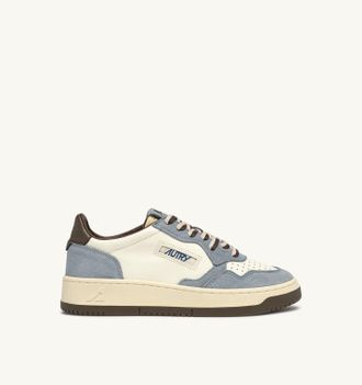Autry BASKETS MEDALIST LOW EN CUIR ET DAIM CHOOCOLATE CHIP ET CIELO