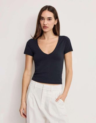 Good American Knapp geschnittenes T-Shirt in Schwarz mit V-Ausschnitt