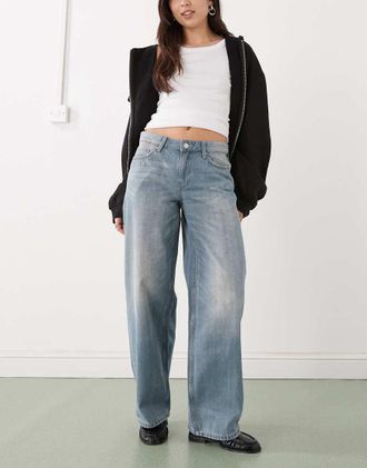 Weekday Ample - Lockere Jeans in verwaschenem Hellblau mit niedrigem Bund