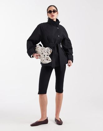 Asos Trenchcoat in Schwarz mit Bindeg&uuml;rtel und Stehkragen