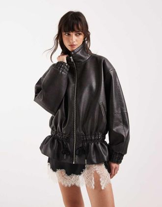 Topshop veste effet cuir tr&egrave;s oversize &agrave; taille &agrave; brandebourgs, col chemin&eacute;e et zip int&eacute;gral noire
