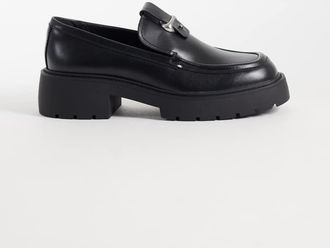 Calvin Klein Leder-Loafer mit grober Sohle und silberfarbenen Metall-Details in Schwarz