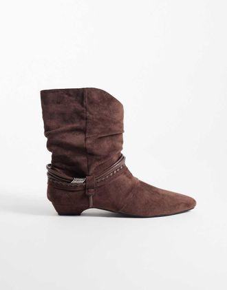 Public Desire Peta Stiefeletten mit gerafftem niedrigem Schaft in Braun in Wildlederoptik