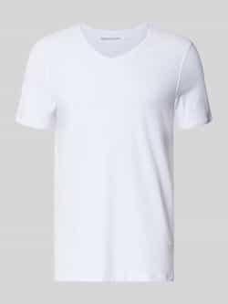 Mc Neal T-Shirt mit V-Ausschnitt und Rollsaum