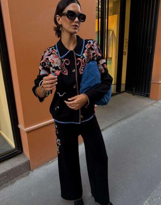 Never Fully Dressed gilet coordonn&eacute; en maille &agrave; col chemise avec d&eacute;tails brod&eacute;s noir