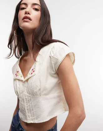 Reclaimed Vintage Chemise courte avec col et broderies fleuries - Cr&egrave;me-Blanc