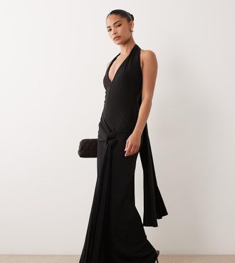 Tfnc Petite flie&szlig;endes Maxikleid mit Neckholder und tiefem Ausschnitt in Schwarz
