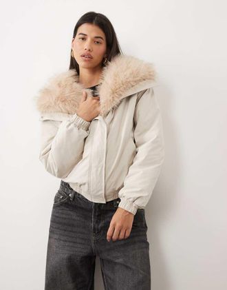 Asos bomber &agrave; col cascade avec fausse fourrure cr&egrave;me-Blanc