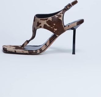 Topshop Sandy - Echtleder-Sandaletten mit braunem, strukturiertem Kuhfellmuster, Zehensteg und Absatz-Brown