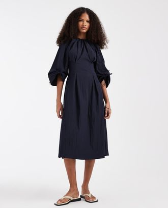 & Other Stories Robe mi-longue volumineuse &agrave; manches resserr&eacute;es - Bleu marine fonc&eacute;