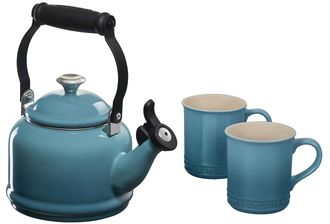 LE CREUSET Le Creuset Demi-Wasserkocher aus Emaille auf Stahl mit Metalloberfl&auml;chen und Steingut, Set mit 2 Tassen, 1,25 qt. Wasserkocher und (2) 400 ml Tassen, 