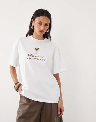 Six Stories T-shirt de mari&eacute;e orn&eacute; de perles avec inscription &laquo; Wifey Wants An Espresso Martini &raquo; - Blanc