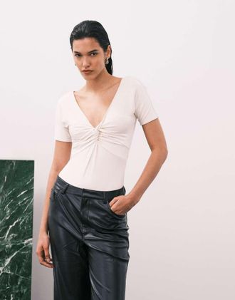 Good American Jersey-Body in Wei&szlig; mit verdrehter Front