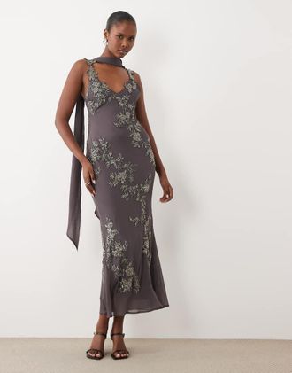 Asos Maxikleid mit Blumenverzierung, Camisole-Tr&auml;gern und Schal in Anthrazitgrau-Multi