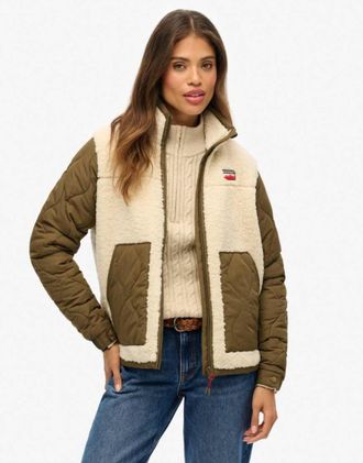 Superdry Sherpa-Fleece-Hybridjacke in Oatmeal-Beige-Wei&szlig;