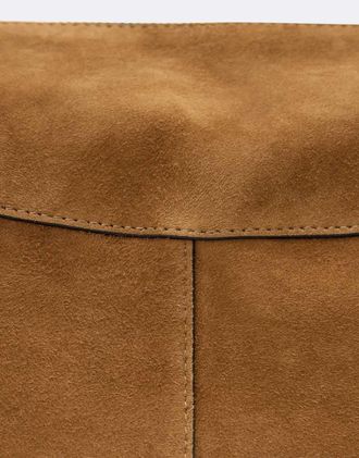 AllSaints Esme Schultertasche aus Wildleder in Goldbraun